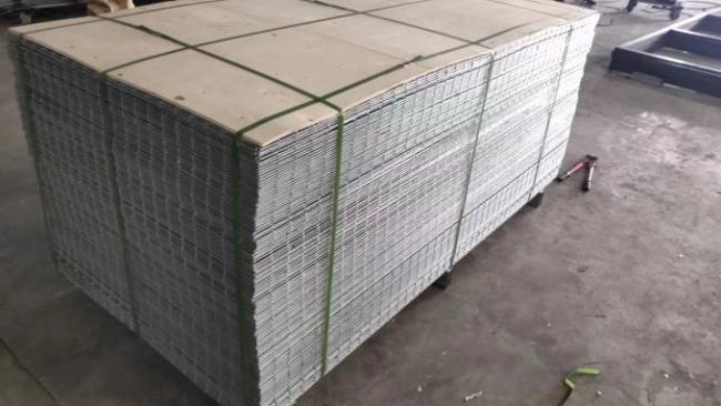 Anti-corrosion Hot Dipped Galvanized Welded Wire Mesh with Customizable Sizes for Poultry Livestock Fence