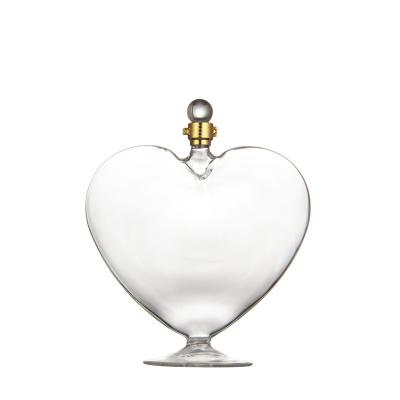 Cina Bottiglie di vino di vetro a forma di del cuore senza piombo del coperchio a vite in vendita