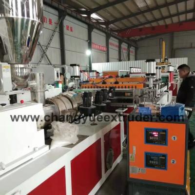 Cina Produrre in modo efficiente cartone PVC/WPC con funzionamento automatico e linea di estrusione del cartone di plastica in vendita