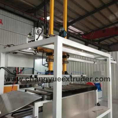 Cina Produrre in modo efficiente cartone PVC/WPC con funzionamento automatico e linea di estrusione del cartone di plastica in vendita