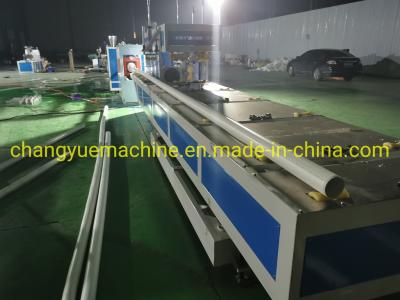 Cina Fornitura UPVC linea di estrussione di tubi di drenaggio dell'acqua con clienti di PVC tubo di produzione di macchine in vendita