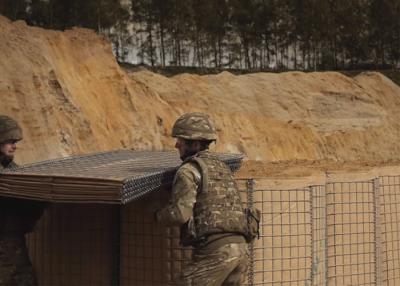 中国 熱い浸された電流を通された軍の障壁のHesco Gabionの天候の抵抗 販売のため