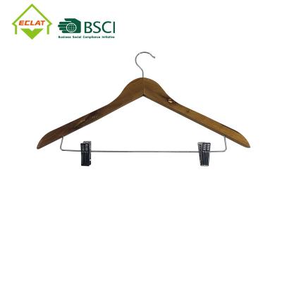 Chine Cintres en bois solides de 360 degrés, cintres en bois de pantalon de crochet de pivot avec des agrafes à vendre