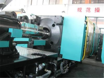 Cina Macchina dello stampaggio ad iniezione dell'accessorio per tubi del PVC 160 tonnellate con il motore idraulico di alta coppia di torsione in vendita