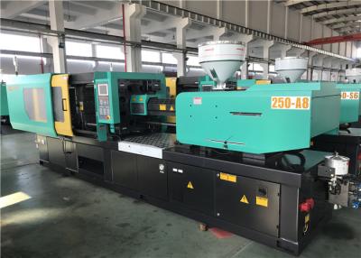 Cina Macchina dello stampaggio ad iniezione di 2500 Kn per l'accessorio per tubi del PVC con il risparmio energetico in vendita