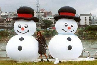 China Decoraciones inflables felices y atractivas del día de fiesta con el hombre de la nieve en venta