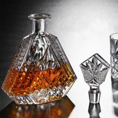 Chine Bouteille de vin sans plomb verre 650 ml bouteille de bière noire bouchon pour décanteur de whisky à vendre