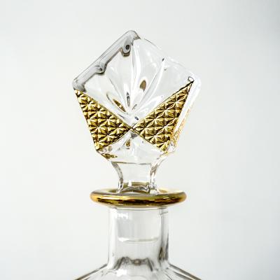 Chine 500 ml 17 oz classique en forme irrégulière de bordure en verre d'or Décanteur de liqueur pour le vin Bourbon Tequila à vendre