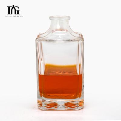 Chine Une bouteille de vin en verre cristallin en gravure à la main, incontournable pour tous les amateurs de whisky à vendre