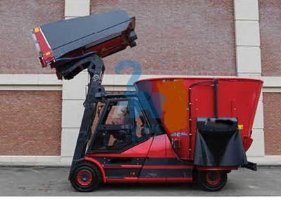 Cina Trattore standard dei vagoni del miscelatore dell'alimentazione verticale che tira per l'allevamento di pecore in vendita