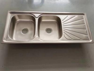 Cina Scavo da cucina in acciaio inossidabile con calibro 18 e sovrafflusso incluso in vendita