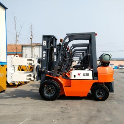Chine 2.5tonnes K Style essence et GPL chariot élévateur avec Nissan K21 K25 moteur coussin pneu fourchette 1070mm à vendre