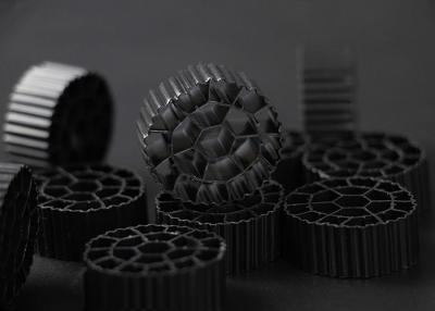 중국 25mm x 10mm 크기 플라스틱 여과 매체 처녀 HDPE 물자 MBBR 생물 공 판매용