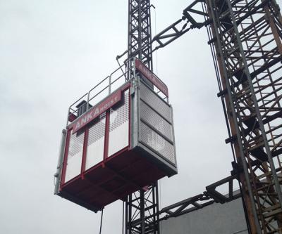 Cina Elevatore del cantiere della gru della costruzione di capacità elevata 2000kg con il sistema di VFC in vendita
