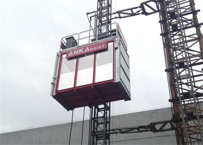 Cina Elevatore della gru della costruzione di edifici, attrezzatura di sollevamento materiale della gabbia gemellata una capacità di 2 tonnellate in vendita