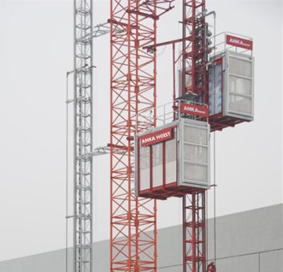 Cina Elevatore del cantiere della gru della costruzione di capacità elevata 2000kg con il sistema di VFC in vendita