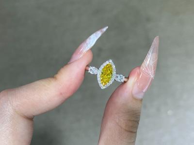 중국 1.03 ct 공상적 생생한 노랑 실험실 이루어진 다이아몬드 반지 18k 화이트 골드 차양 형태 판매용