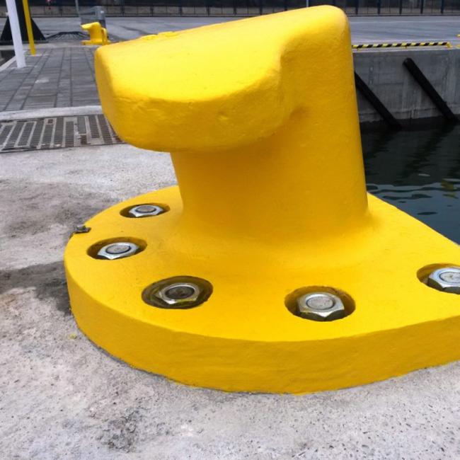 Heavy duty marine mooring bollard with galvanized surface treatment