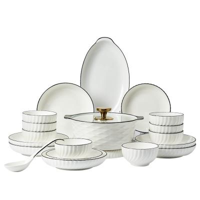 Chine Élégante plaque en porcelaine blanche en céramique à bord noir pour la maison Hôtel Restaurant Inclut des cuillères à soupe à vendre