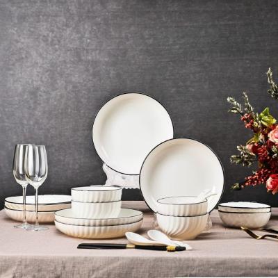 Chine Vaisselle d'hôtel de restaurant en porcelaine blanche avec bord noir et cuillères à soupe à vendre