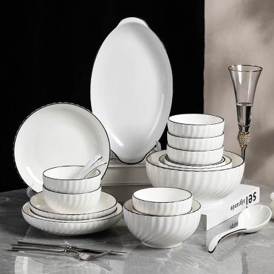 Chine Vaisselle d'hôtel de restaurant en porcelaine blanche avec bord noir et cuillères à soupe à vendre