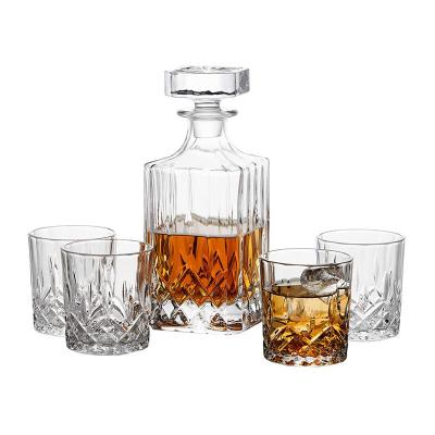 Des verres à whisky faits à la main avec un décanteur de cristaux sans plomb