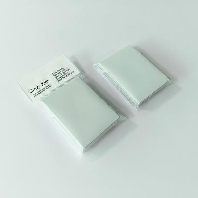 Chine Pochettes pour cartes de pont en polypropylène 62 x 89 mm Mtg manches blanches texturées mates à vendre