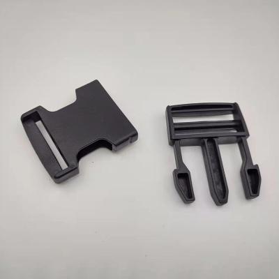 中国 L字型15mmから51mmの黒いバックパックのプラスチック バックル 販売のため