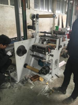 Cina schiuma della gomma di silicone 650fq che fende la stagnola della macchina pp di riavvolgimento e la stagnola del rame che fendono la macchina di riavvolgimento in vendita