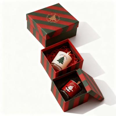 Cina Scatole di carta natalizie in cartone colorato personalizzate all'ingrosso con coperchio e base per candele con stampa a caldo in vendita