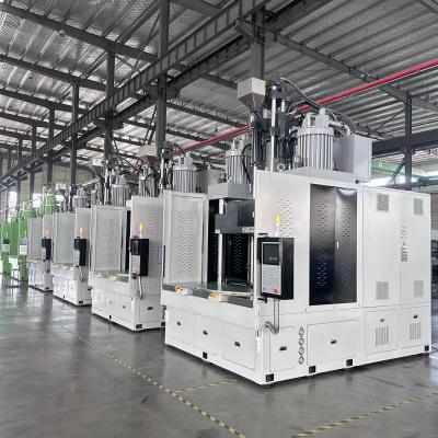 Cina Macchina verticale dello stampaggio ad iniezione con la tavola rotante e la Tabella bassa conveniente in vendita