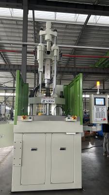 China 45 - máquina vertical 300 da modelação por injeção de tabela 2000T giratória - taxa da injeção 3000g/S à venda