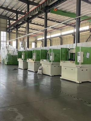 Cina Macchina per stampaggio a iniezione verticale rotativa ad alta capacità con peso di 4,7 tonnellate in vendita