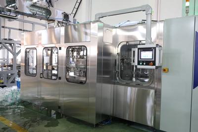 China Máquina de relleno suave de Combiblock del jugo del agua del objeto semitrabajado que capsula que sopla para las botellas del animal doméstico en venta