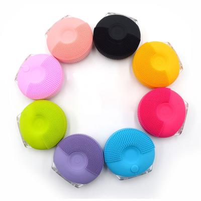 Cina L'impianto di lavaggio rotondo del fronte del silicone, mini spazzola di pulizia facciale elettrica per i pori si purifica in vendita