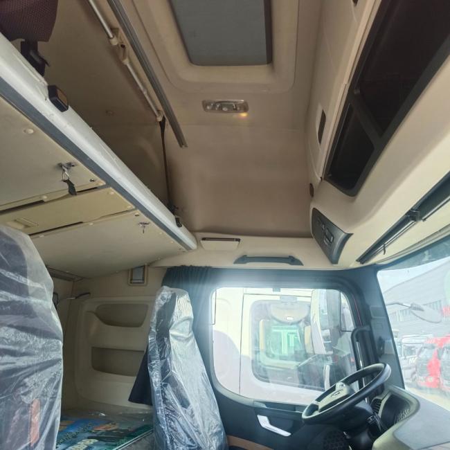 Shaanxi Automobile Delong X6000 Diesel Traction Truck Featuring 600L Fuel Tank