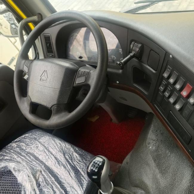 2024 Used Chinese Heavy-Duty HOWO Transport Truck with 400L Fuel Tank Capacity