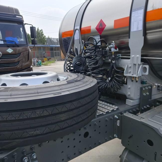 Efficient China Shandeka 6X4 Gas Traction Transport Truck for Your Business
