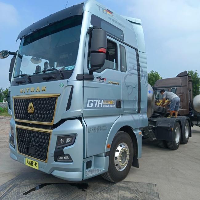 Discounted Used Freight Truck with Sinotruk Chassis and New Tyres