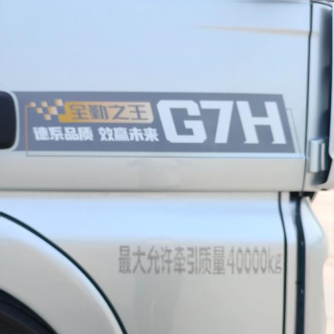 Discounted Used Freight Truck with Sinotruk Chassis and New Tyres