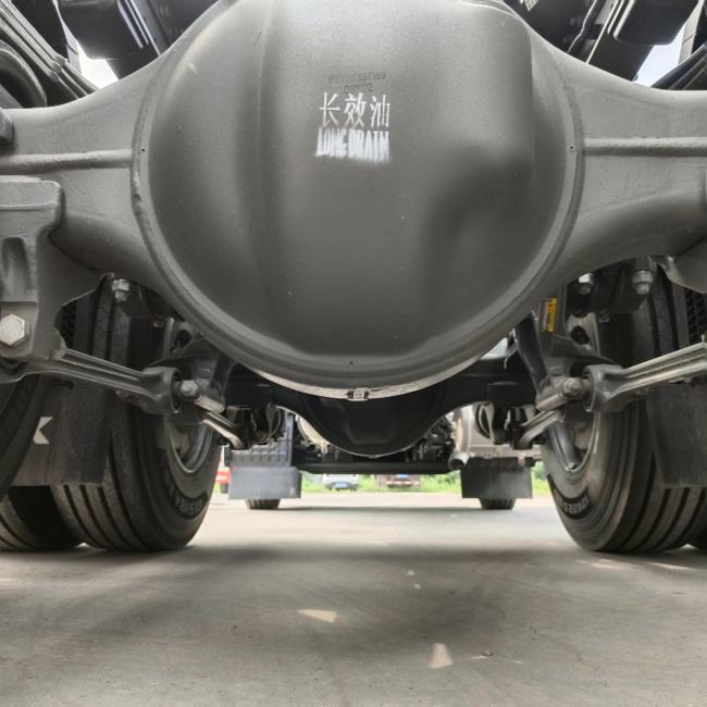 Discounted Used Freight Truck with Sinotruk Chassis and New Tyres