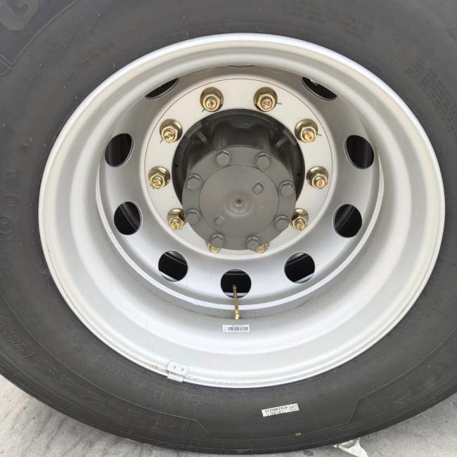Discounted Used Freight Truck with Sinotruk Chassis and New Tyres