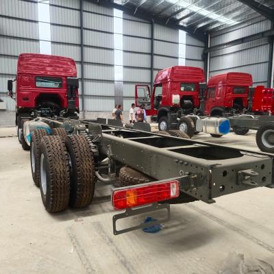 Chine Camion à décharge Sinotruk de grande capacité équipé de boîtes et de pneus en acier au carbone à vendre