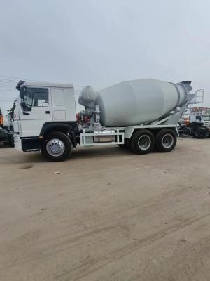 중국 맞춤형 Sinotruk 차시 수압 스티어링 믹서 트럭 판매용