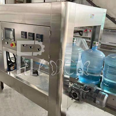 Κίνα 2.5kw αυτόματη 5 μηχανή συσκευασίας μπουκαλιών νερό γαλονιού 2200bph προς πώληση