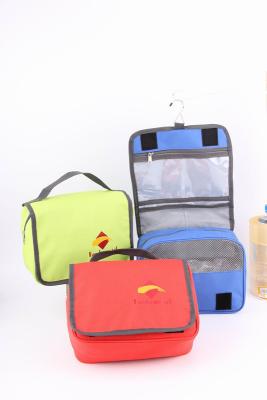 Cina New Arrival Red Polyester Hanging Toiletry Kit in vendita