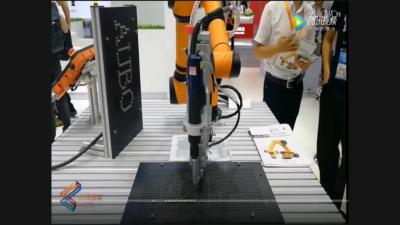Cina AUBO-i5 collaborative industrial lightweight robot with playload 5kg as mig welding robot of cobot in vendita
