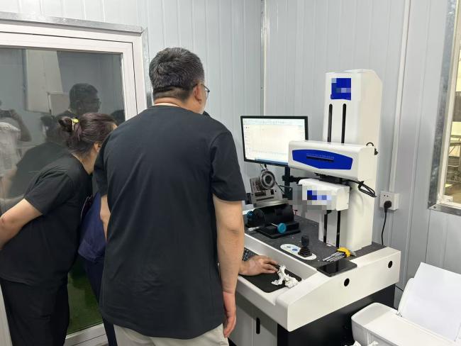 Operator using the contour tester on a workpiece