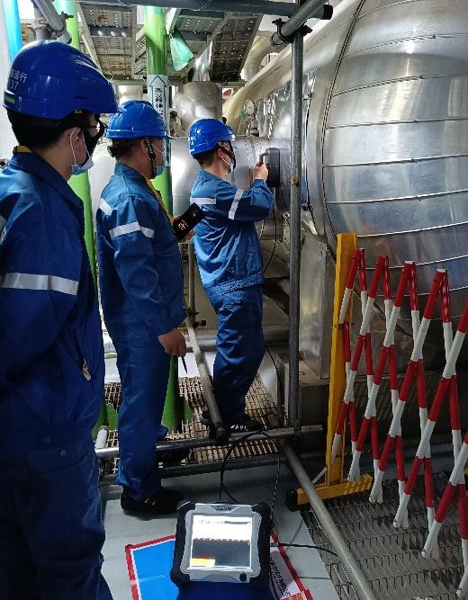 HEF-17 in operation on industrial pipe