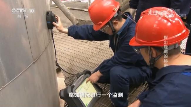 Close-up of HEF-17 probe with LCD display